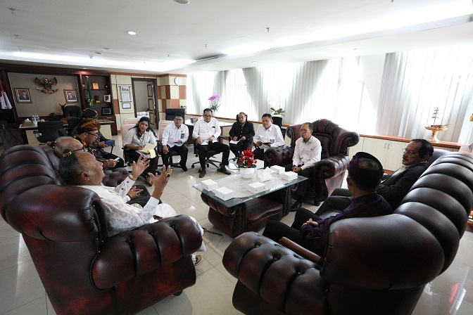 Menerima Audiensi dari PHDI Pusat